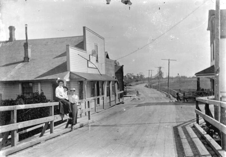 Old Photographs of Storefronts in Vancouver (1885-1910)